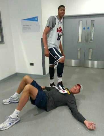 Photo: Anthony Davis chest stomps Christian Laettner